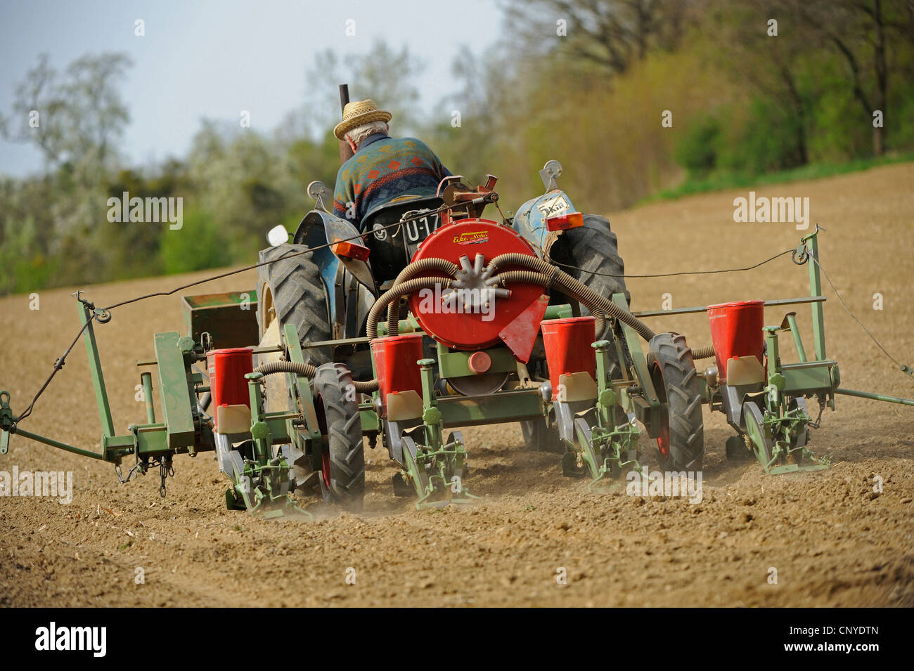 Fermier sur son tracteur Banque de photographies et d’images à haute ...
