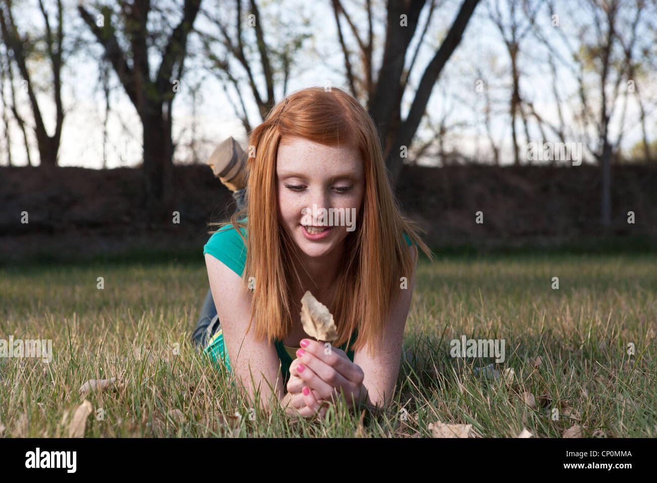 Fille aux cheveux rouges dans le champ Banque d'image et photos - Alamy