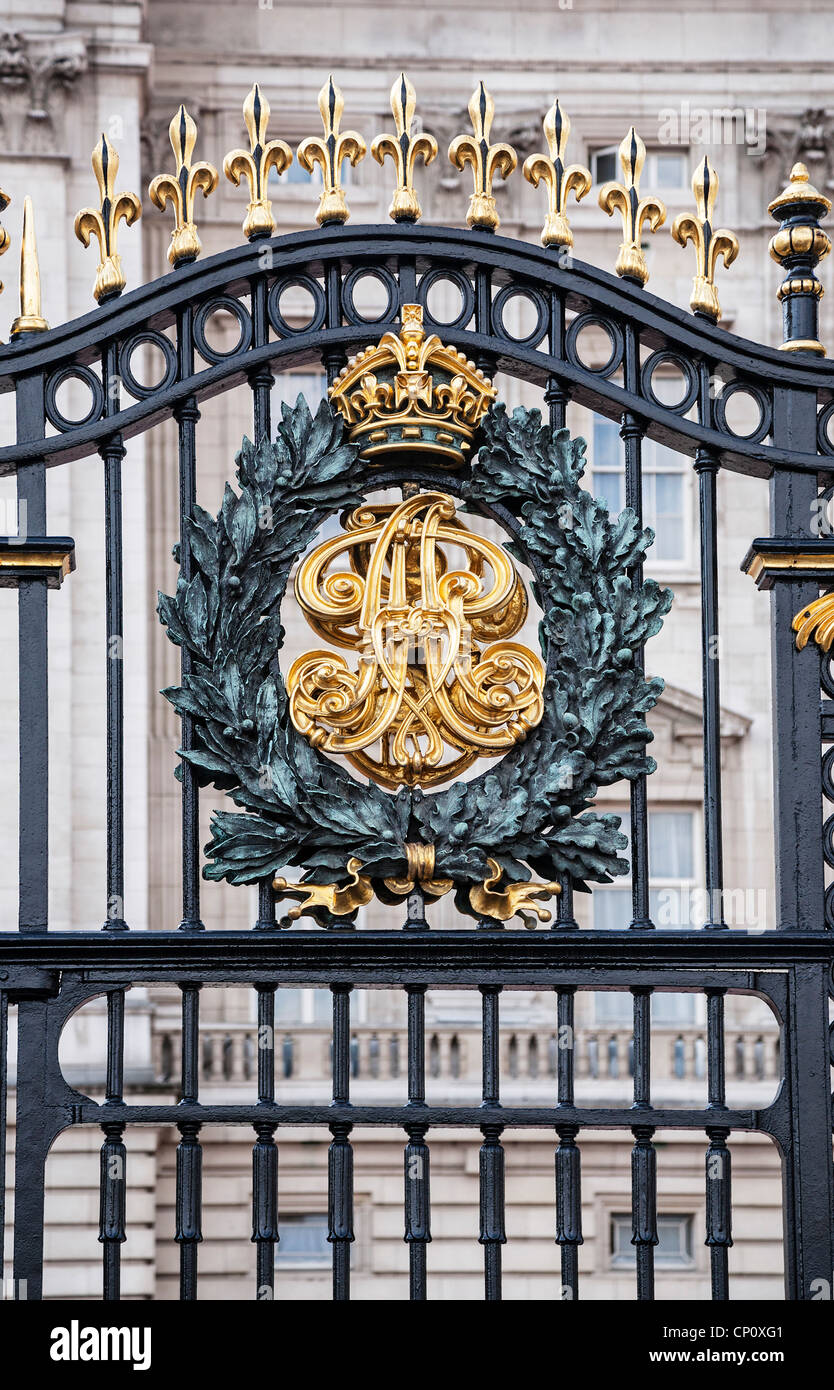 L'emblème royal sur la porte d'entrée de Buckingham Palace, Londres ...