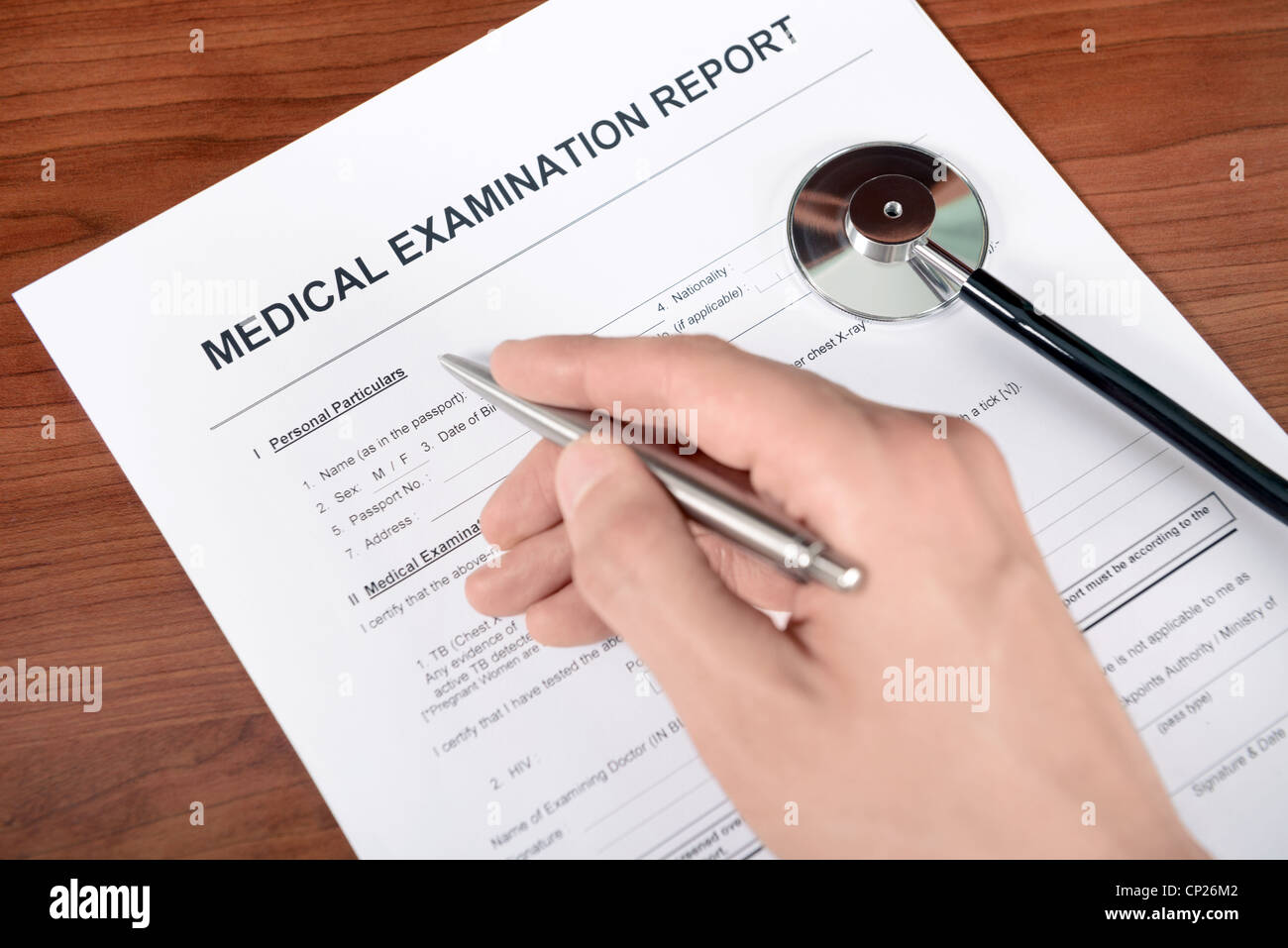 Médecin remplit un formulaire de rapport médical vierge Photo Stock - Alamy