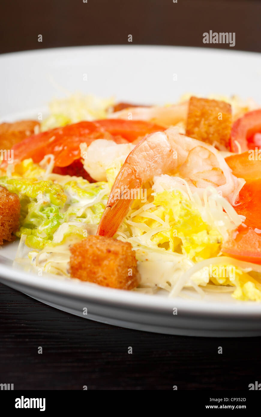 Salade de crevettes tiger, la laitue, le chou chinois, la tomate, l'ail ...
