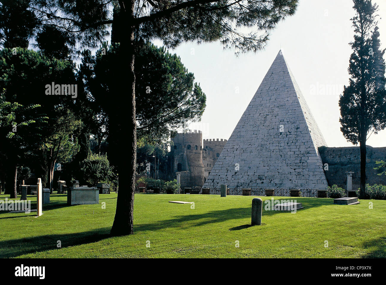 Latium - Rome. La Pyramide Cestia ou la pyramide de Caius Cestius ...