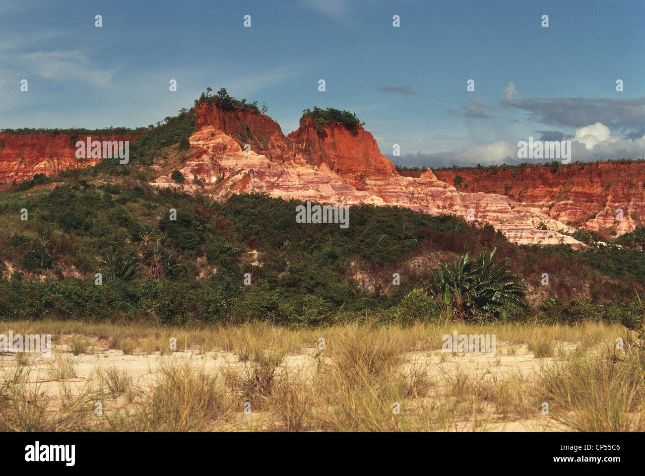 Madagascar - Province de Mahajanga (Majunga) - Le cirque rouge, formé ...