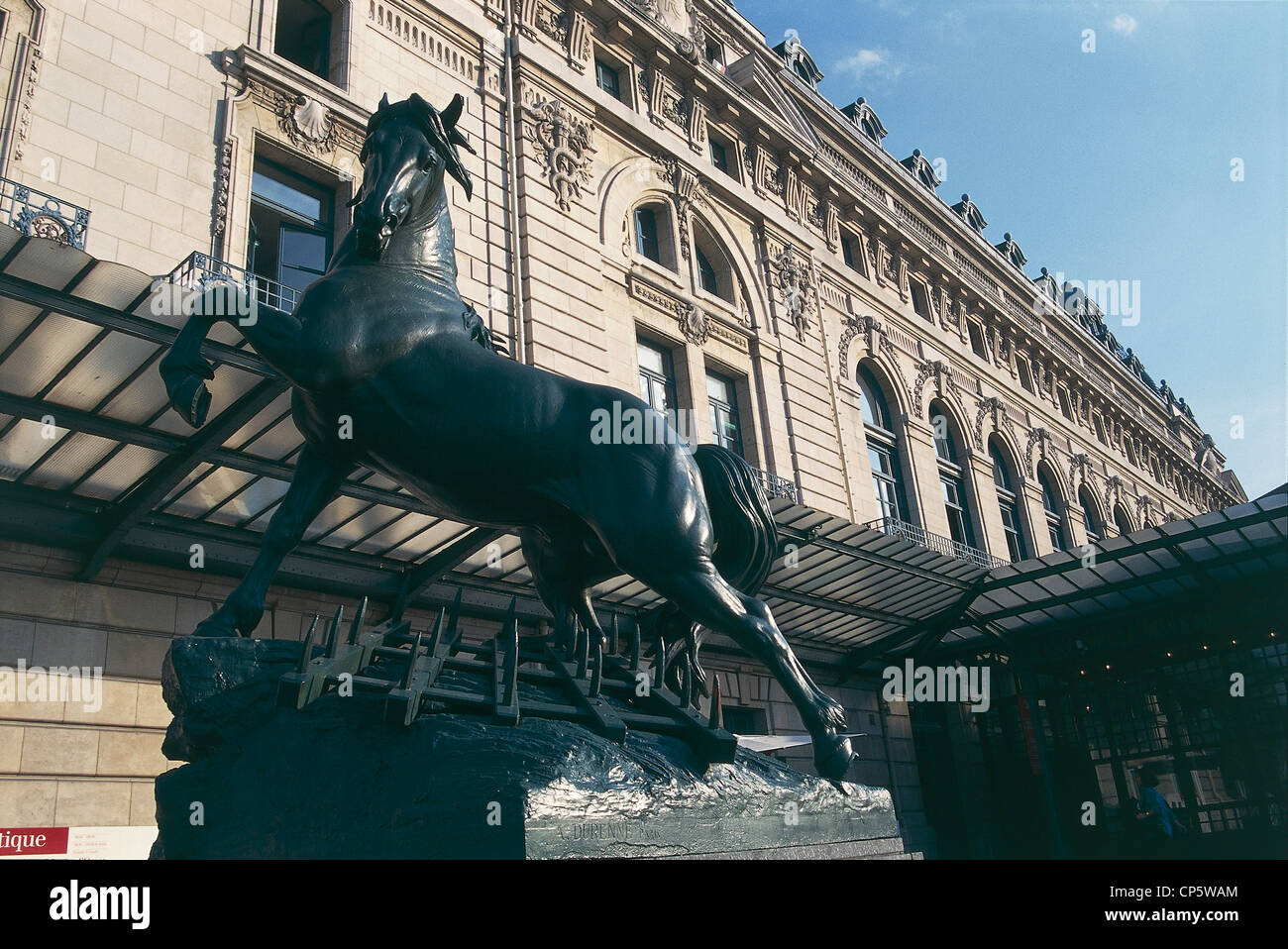 France - Paris - Musée d'Orsay, extérieur, statue en bronze d'un cheval ...