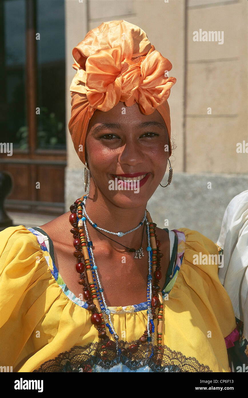 Cuba - La Havane, Habana Vieja. Les femmes cubaines en costume ...