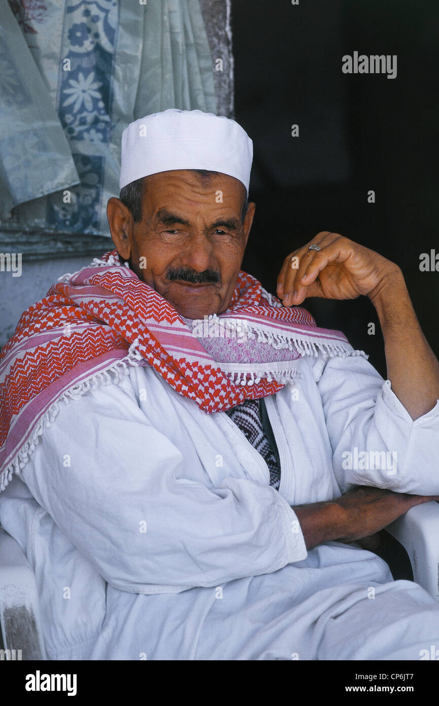 Tunisie - Nabeul - Ile de Djerba (Djerba) - Djerba. Un homme en costume ...