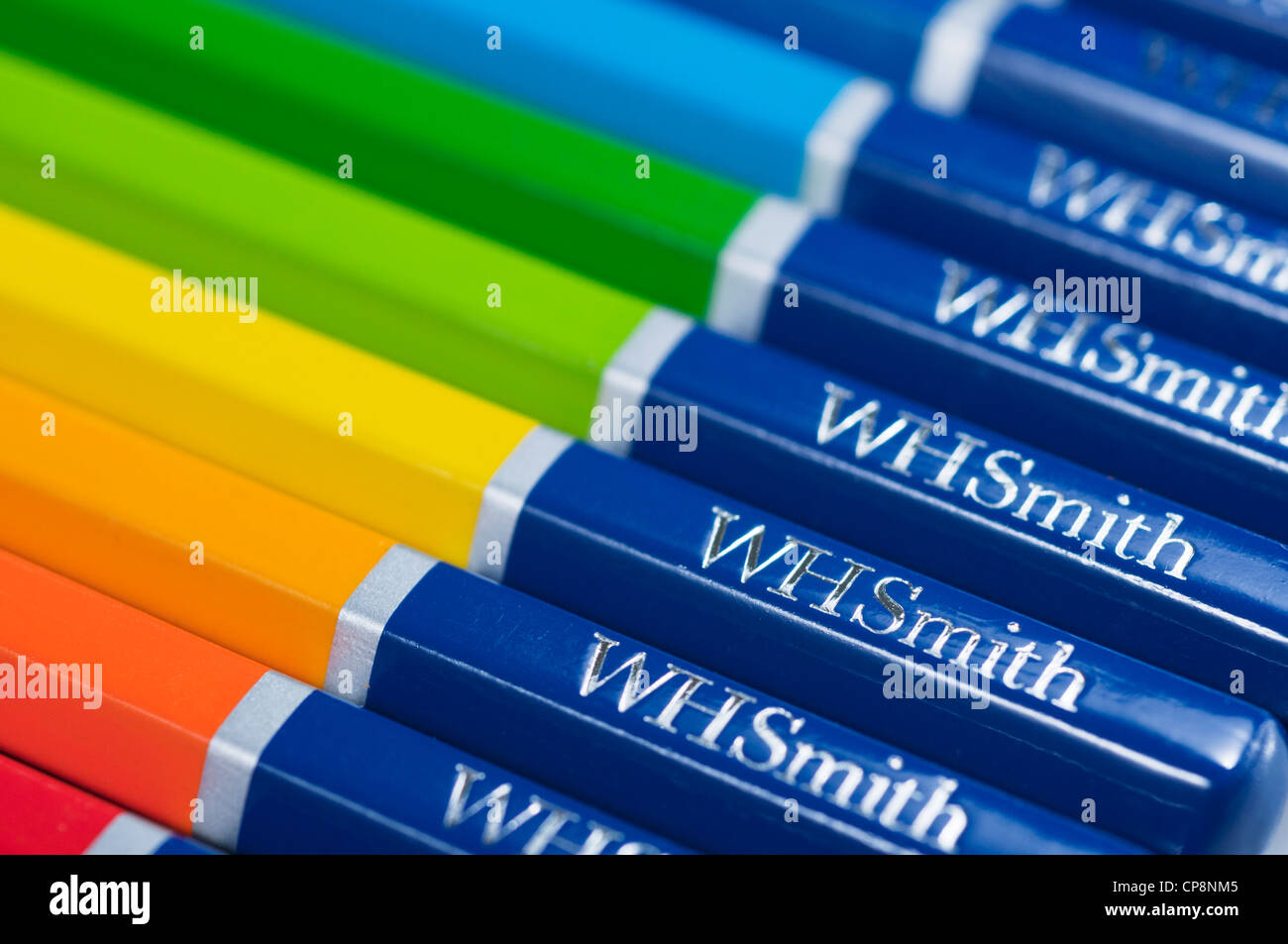 De couleur arc-en-ciel avec des crayons hexagonaux, le logo de WHSmith ...
