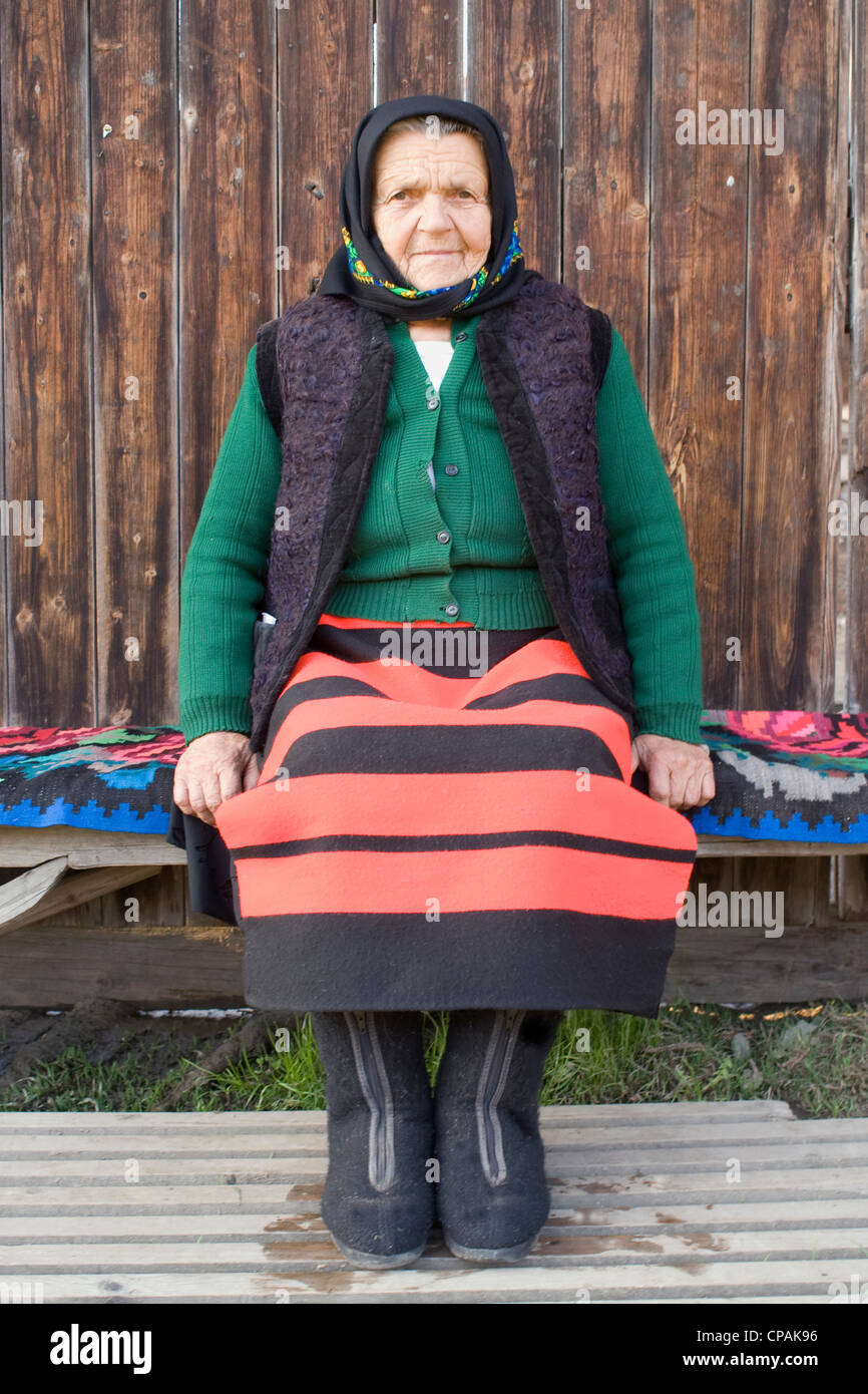 Robe traditionnelle en roumanie Banque de photographies et d’images à ...