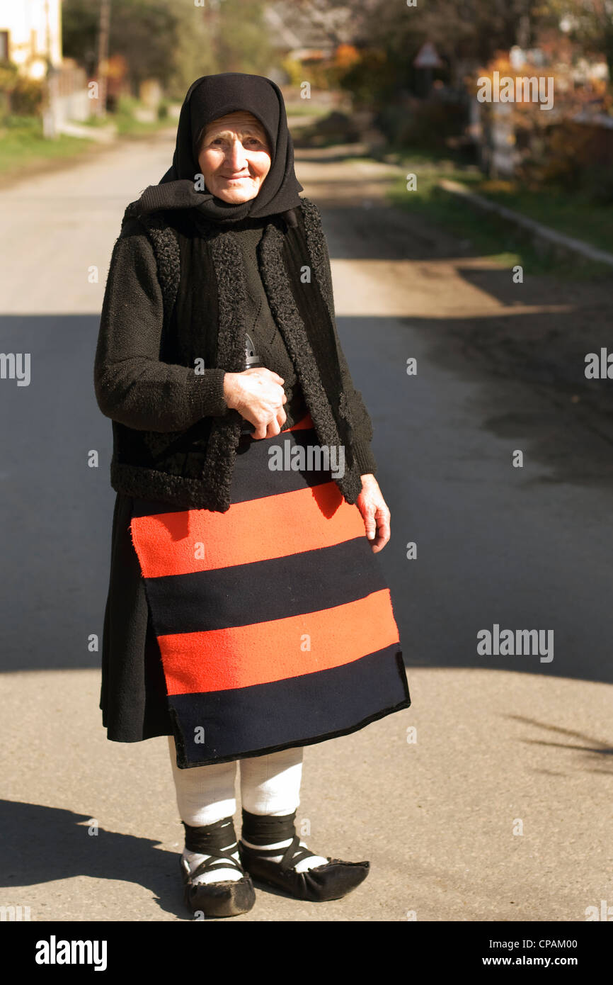 Robe traditionnelle roumaine Banque de photographies et d’images à ...