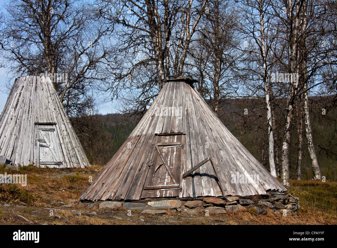 Goahti / kota, Sami traditionnelles cabanes de bois dans la toundra ...