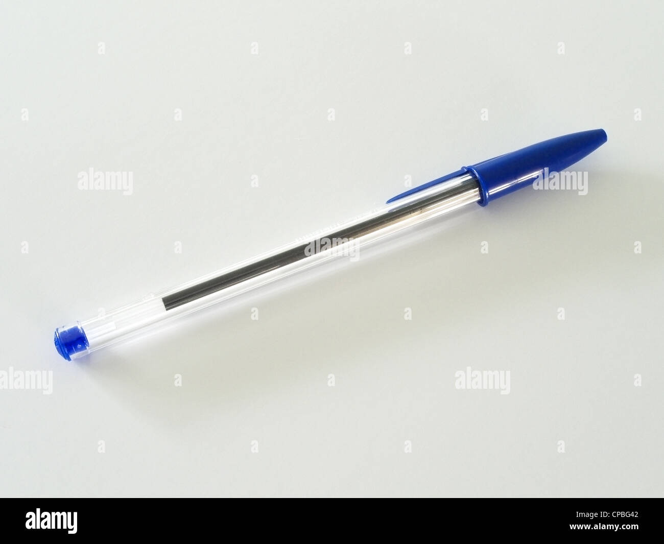 Un stylo bic cristal bleu sur fond blanc Photo Stock - Alamy