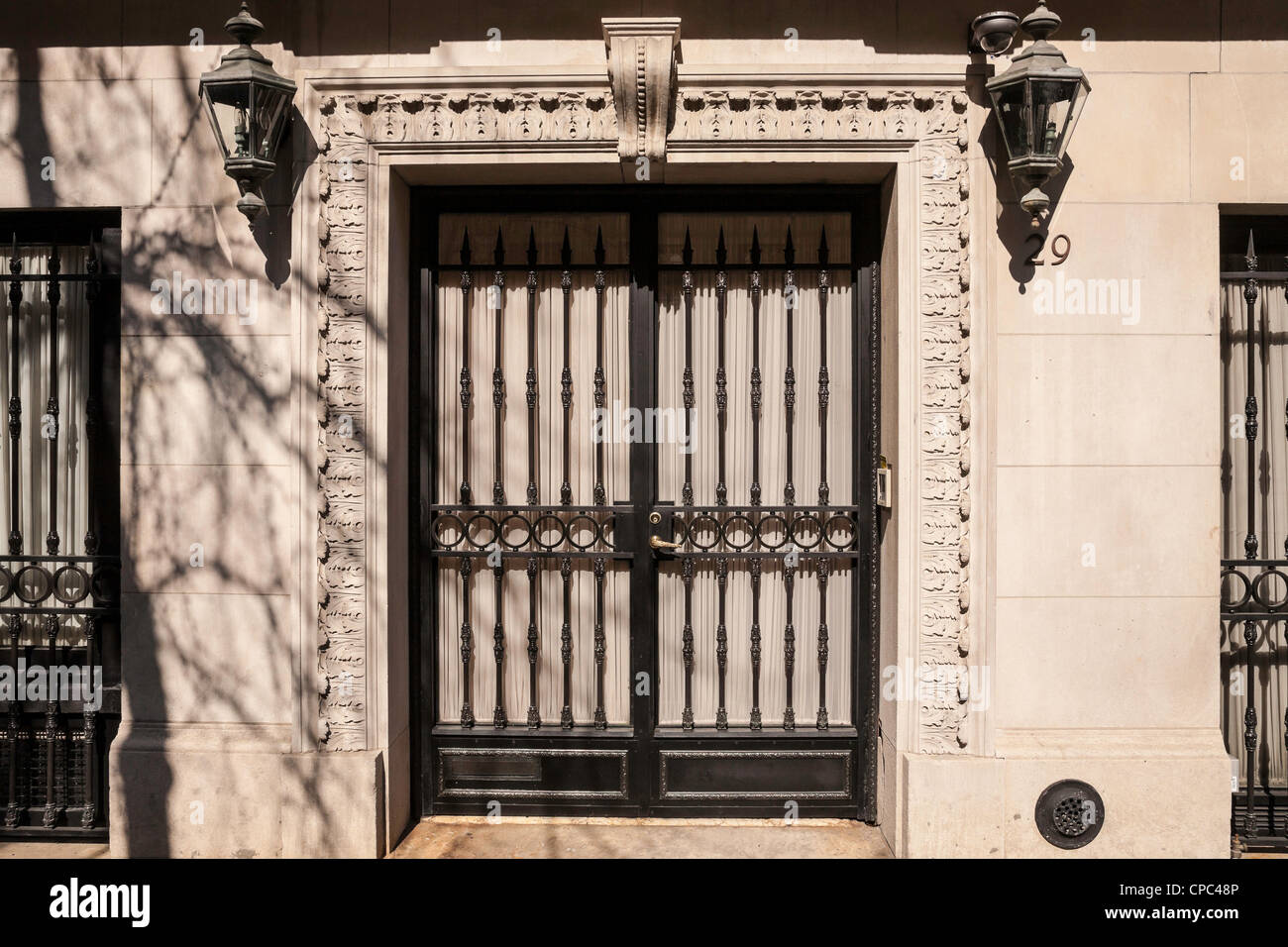 Iron windows Banque de photographies et d’images à haute résolution - Alamy