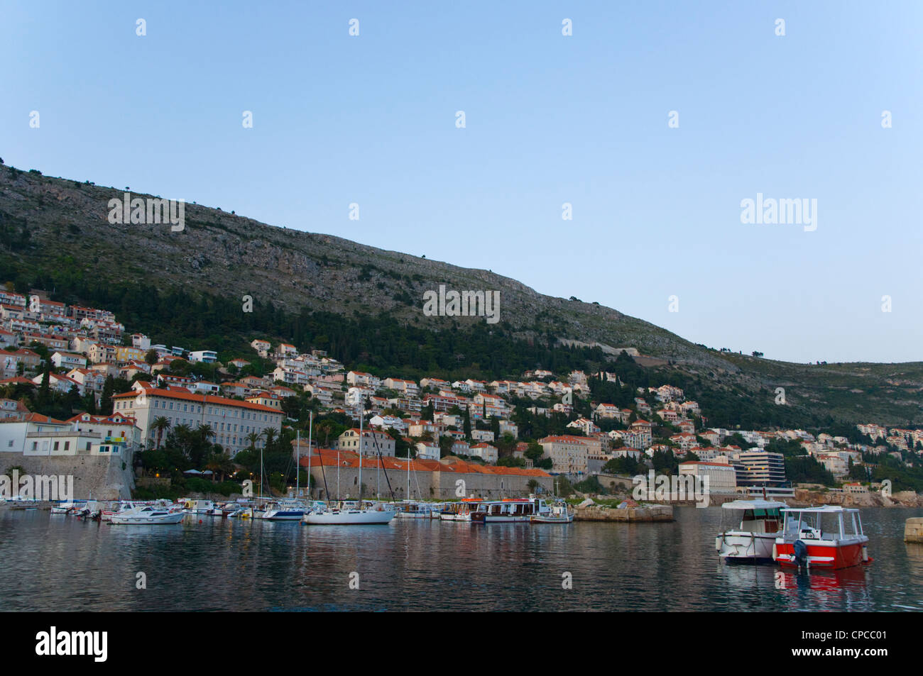 Quartier du port de Ploce derrière la ville de Dubrovnik Istrie Croatie ...