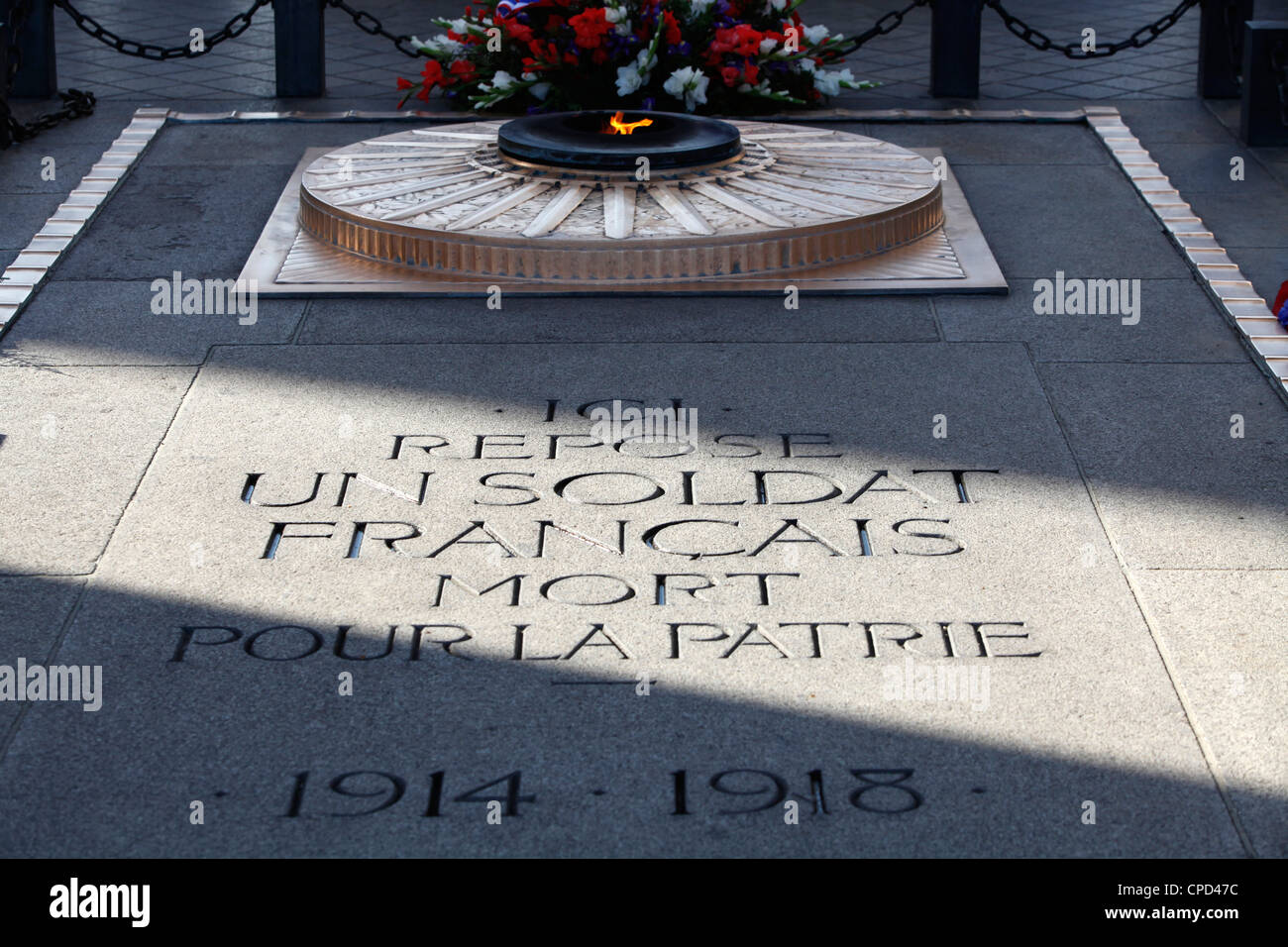 La tombe du Soldat inconnu sous l'Arc de Triomphe, Paris, France ...