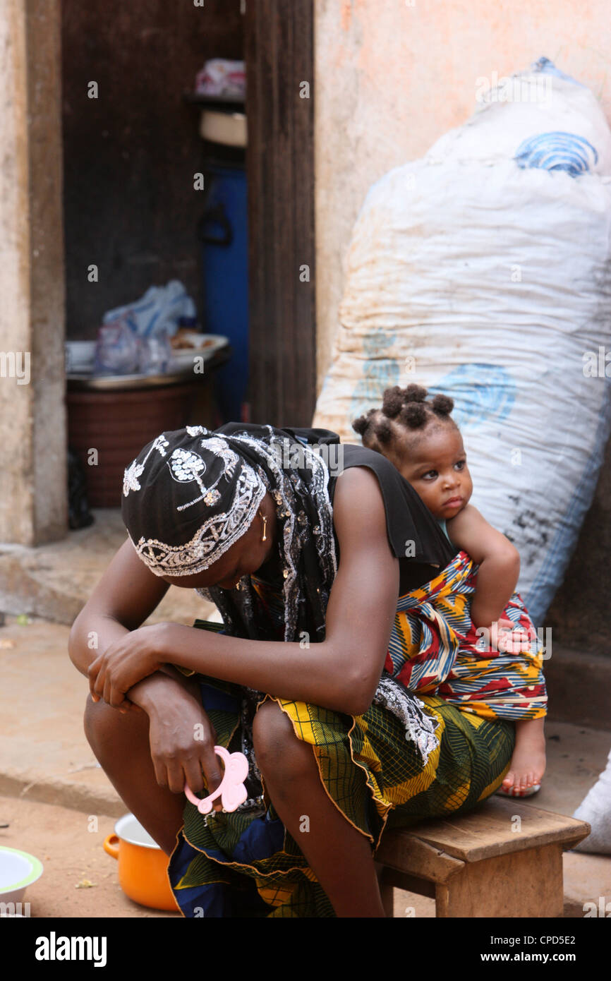 Femme africaine portant son bébé sur son dos, Lomé, Togo, Afrique de l ... Femme africaine portant son bébé sur son dos, Lomé, Togo, Afrique de l ...