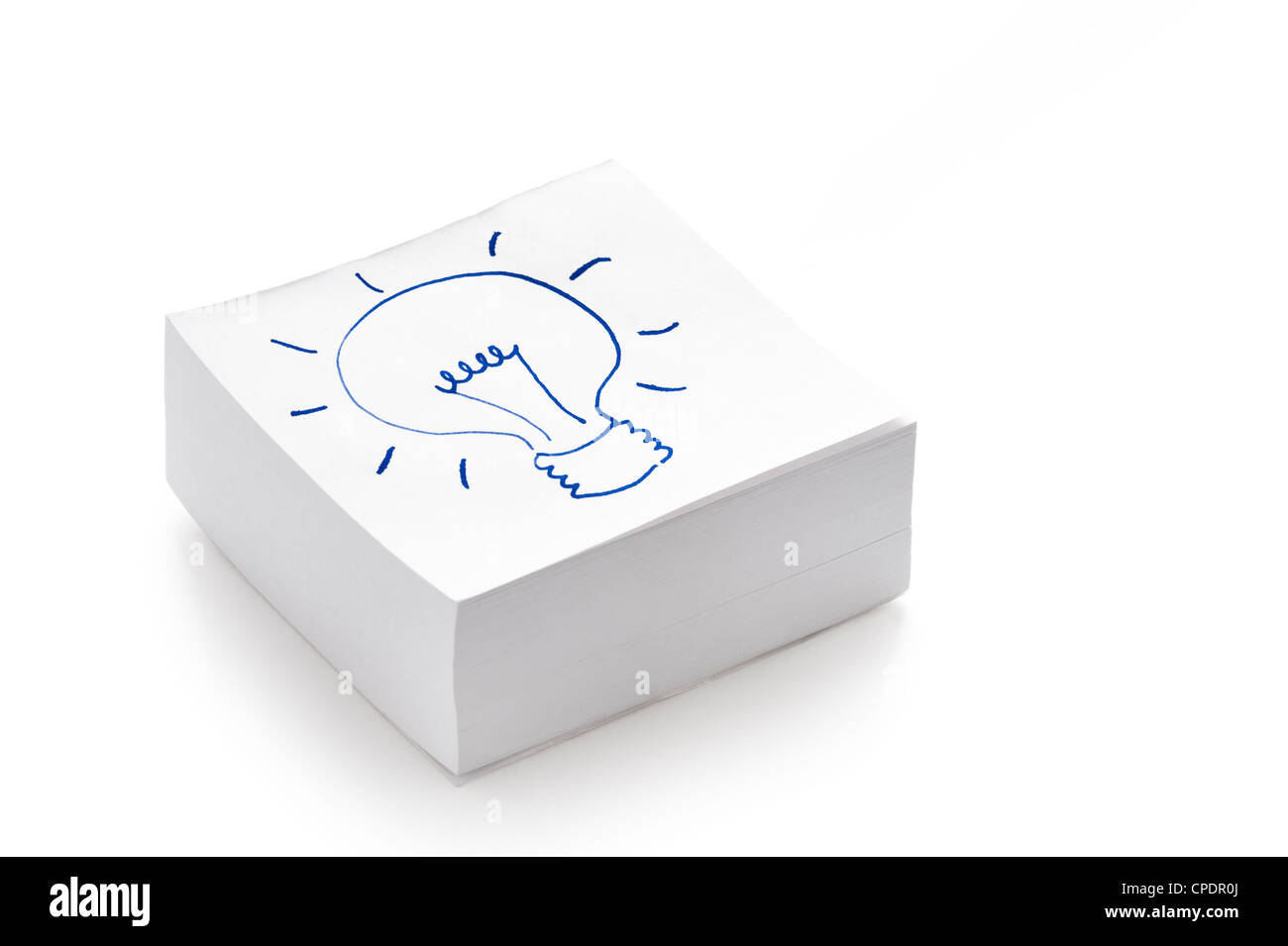 Lightbulb dessin sur une pile de post it illustrant le concept d'avoir ...