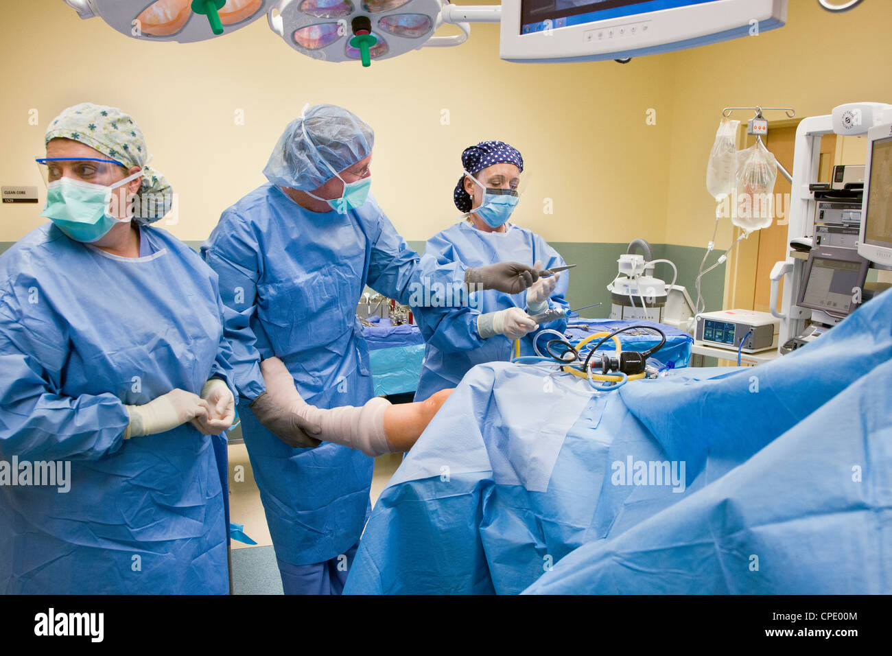 Chirurgien Orthopédique de la préparation pour l'arthroscopie du genou ...