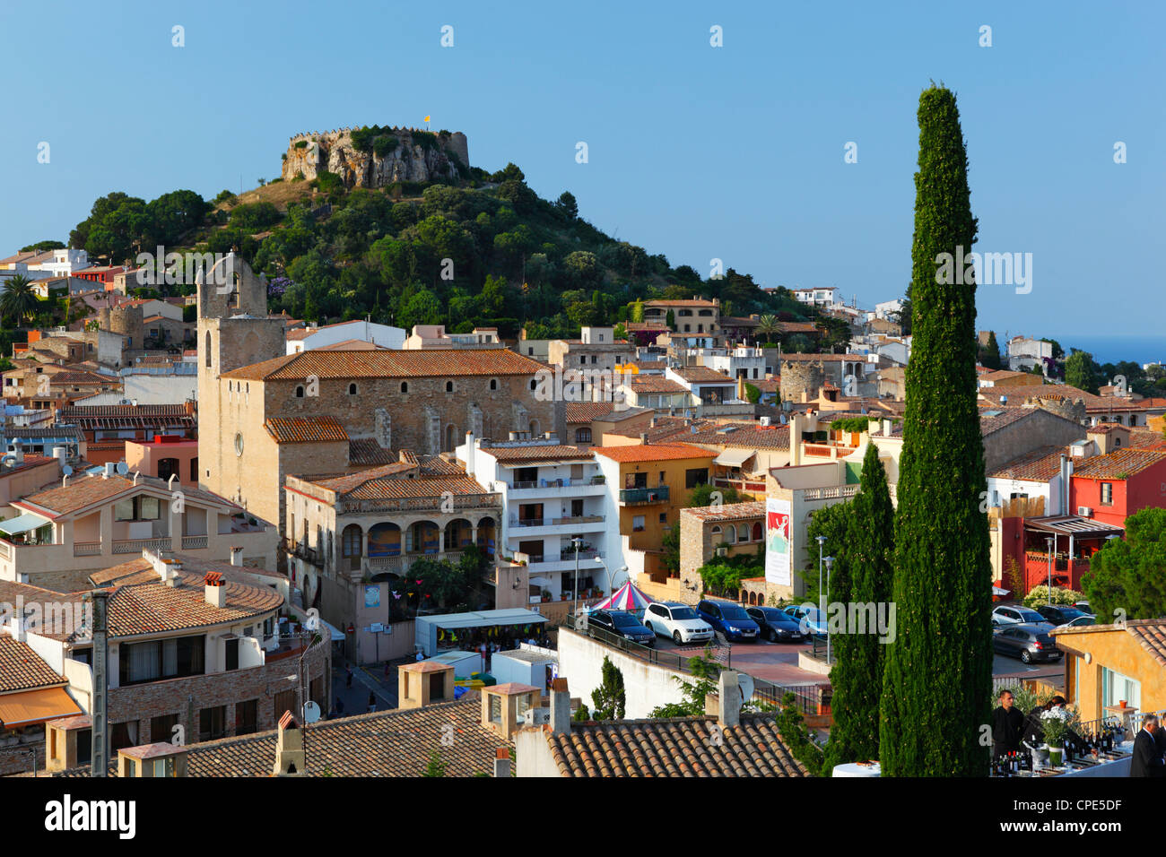 Château en ruines au-dessus de la vieille ville, Begur, Costa Brava ...