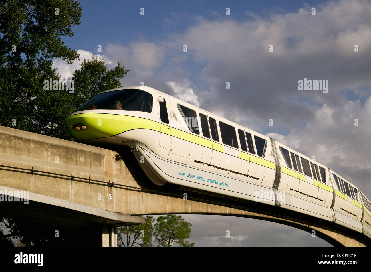 L'un des trains monorail à Walt Disney's Epcot theme park, Orlando ...