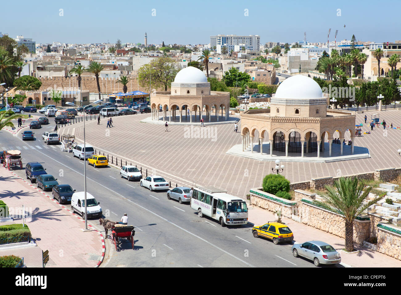 Vue aérienne de rues à Monastir, ville de la Tunisie. Cimetière près de ...