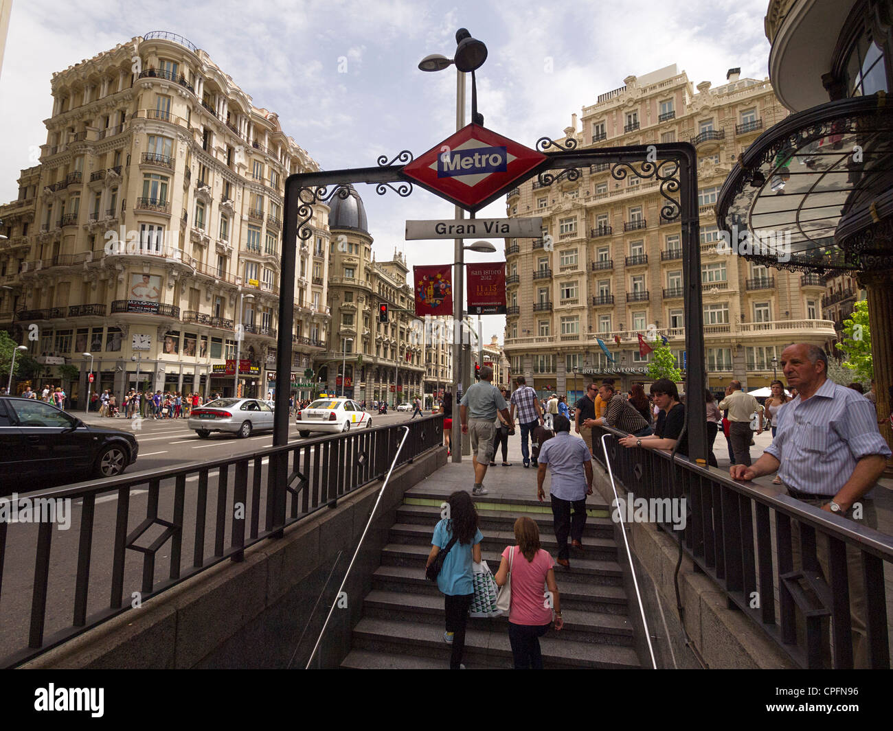 Entrée de la station de métro Gran Via à Madrid, Espagne Photo Stock ...