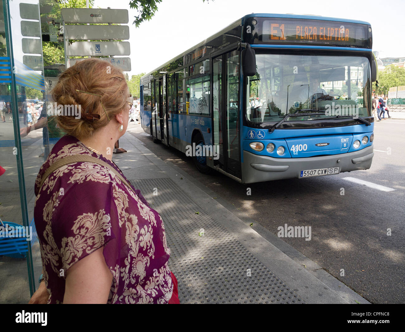 Prendre les bus Banque de photographies et d’images à haute résolution ...