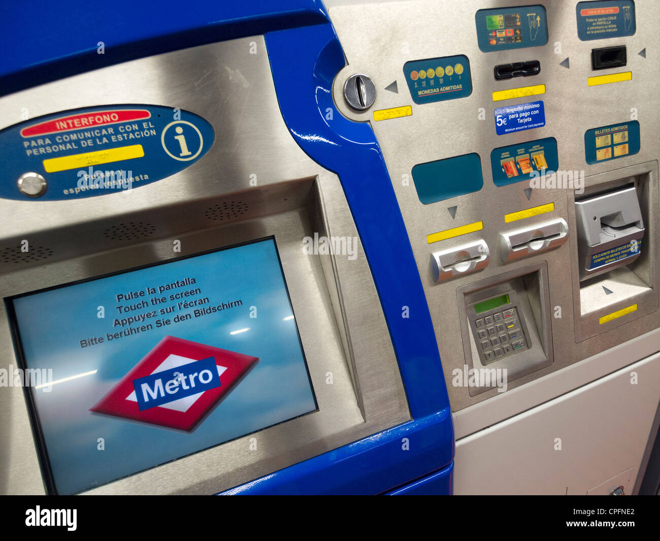 Distributeur de tickets de métro à madrid Banque de photographies et d ...