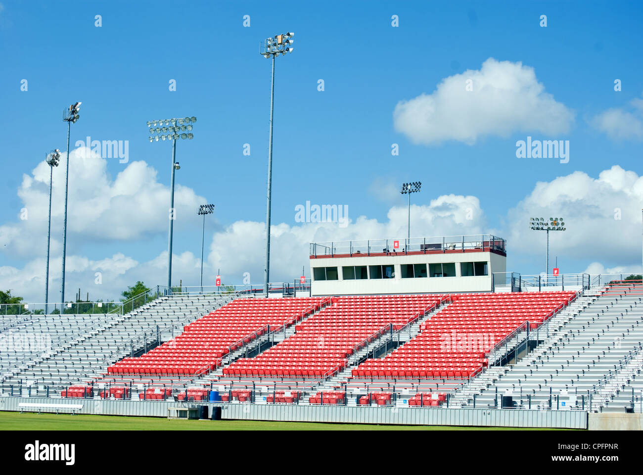 Des gradins du stade vide Photo Stock - Alamy