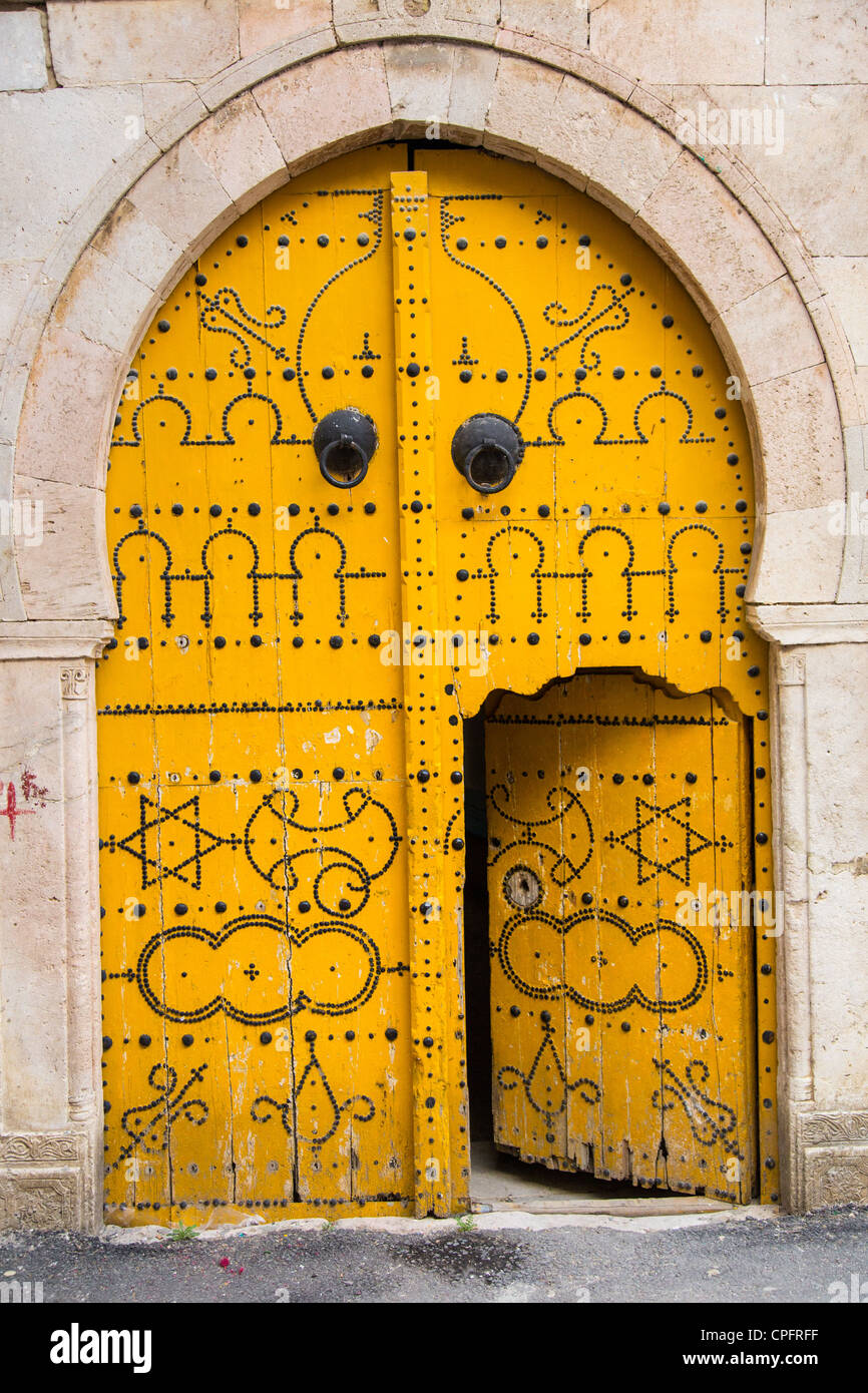 Doorway in tunisian medina Banque de photographies et d’images à haute ...