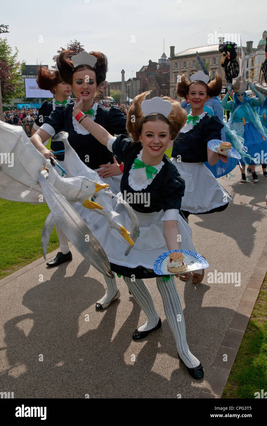 Robes artistes comme serveuses servent des gâteaux sur la cathédrale d ...