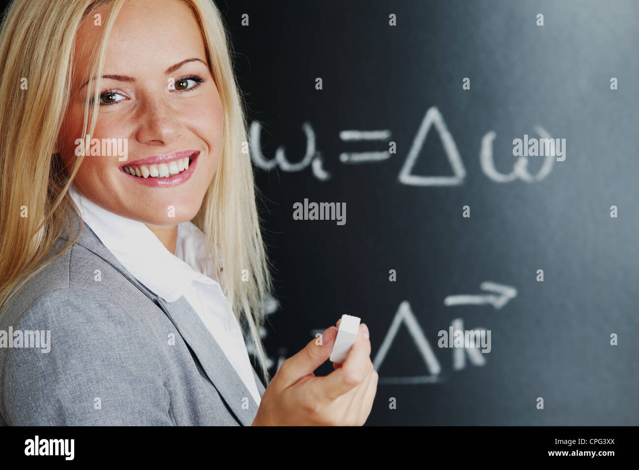 Maitresse devant un tableau de classe Banque de photographies et d ...