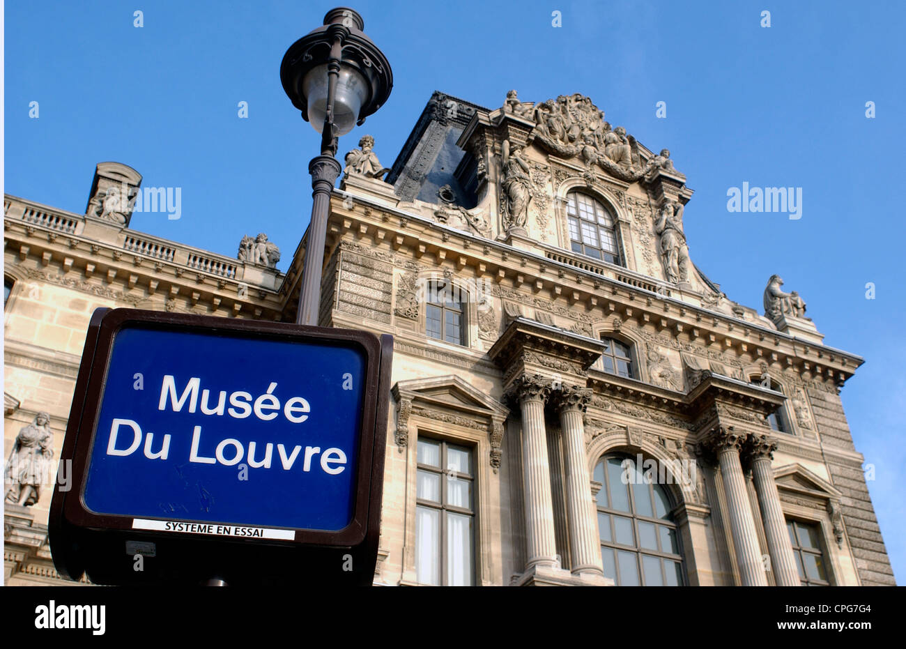 Vue du musée du Louvre bus et une partie du musée du Louvre Photo Stock ...