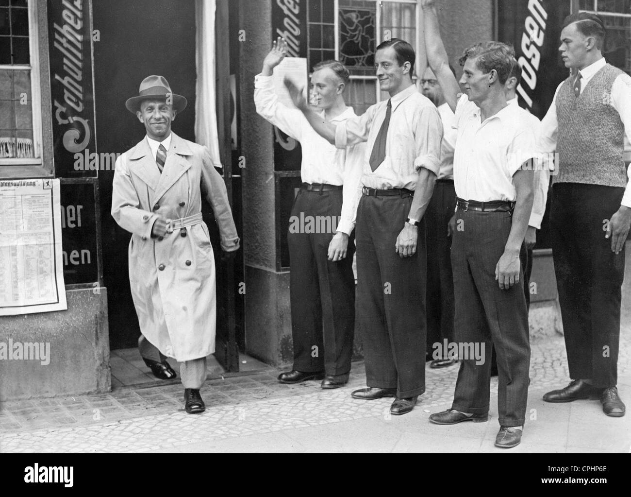 Joseph Goebbels laissant un lieu de scrutin lors d'un plébiscite contre ...