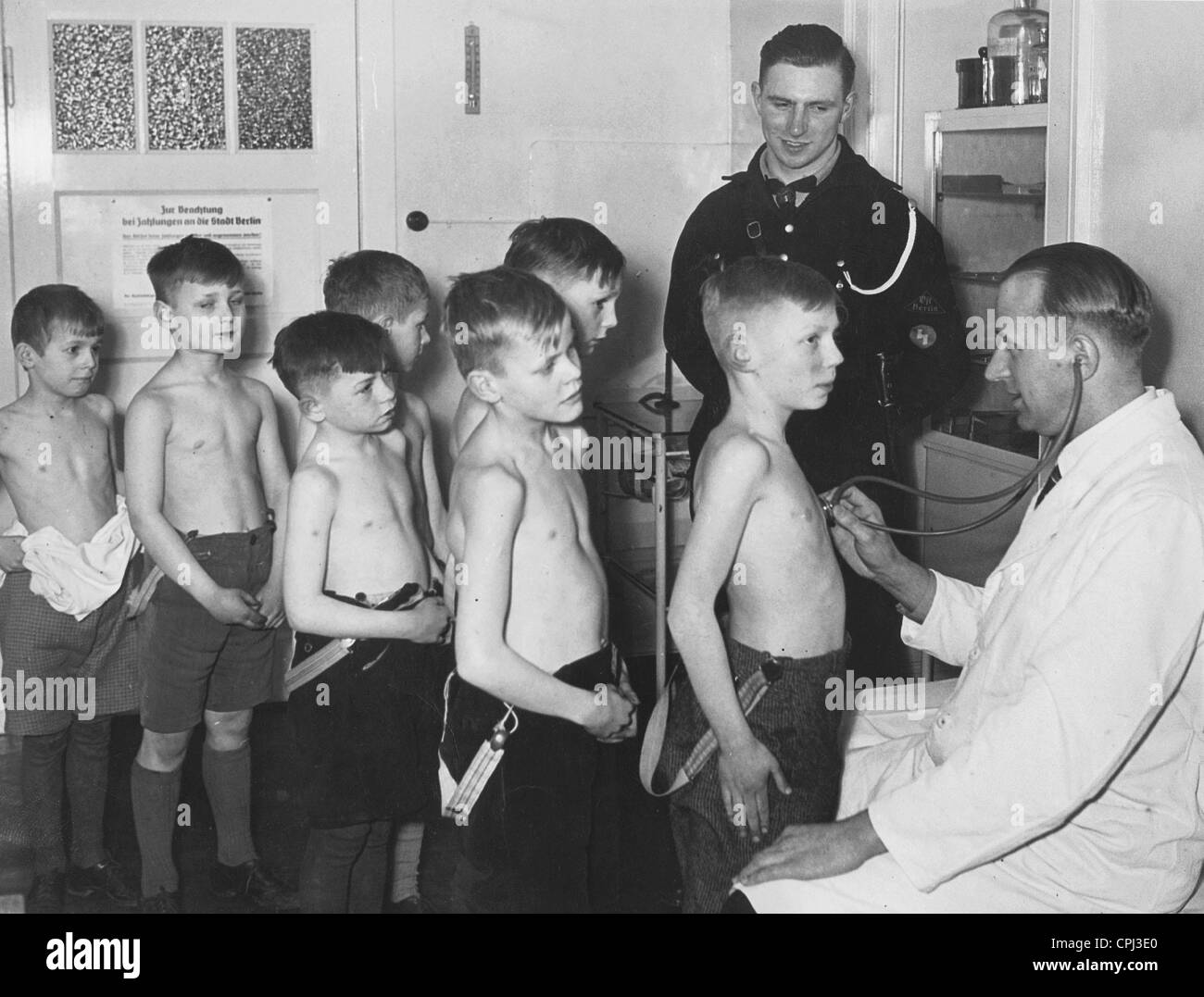 Examen Médical Pour Ladmission à La Deutsches Jungvolk 1927 Banque Dimages Photo Stock