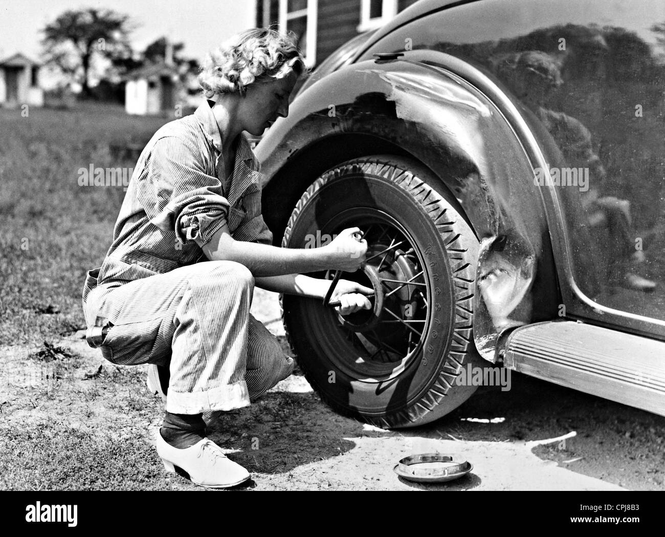 Woman changing a tyre Banque d'images noir et blanc - Alamy