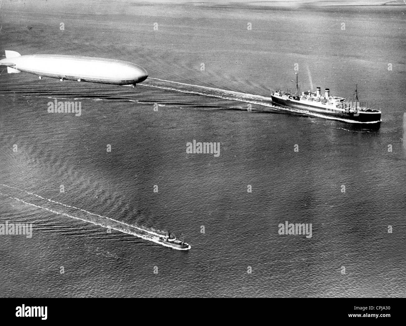 Dirigeable graf zeppelin Banque d'images noir et blanc - Alamy