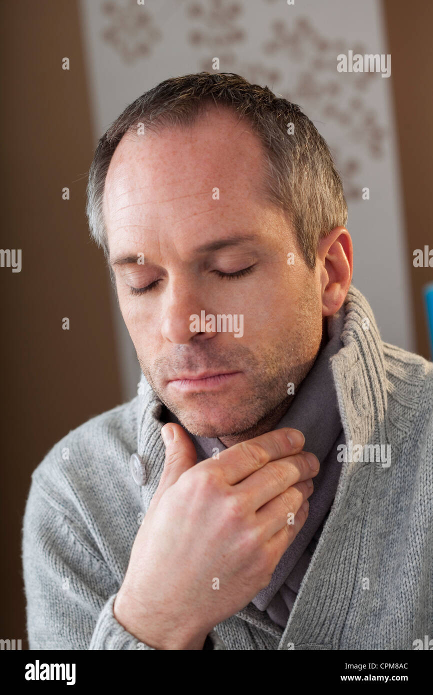 L'HOMME AVEC LE MAL DE GORGE Photo Stock - Alamy