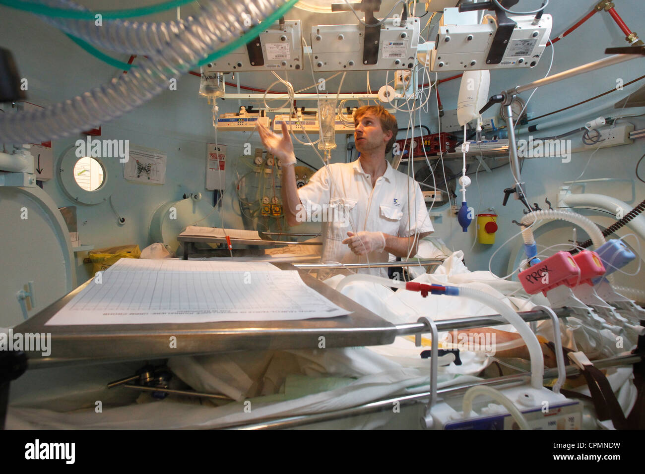 La chambre hyperbare Photo Stock - Alamy