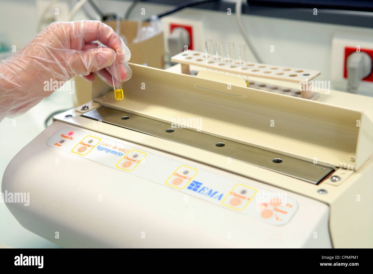 Automated serology testing Banque de photographies et d’images à haute ...