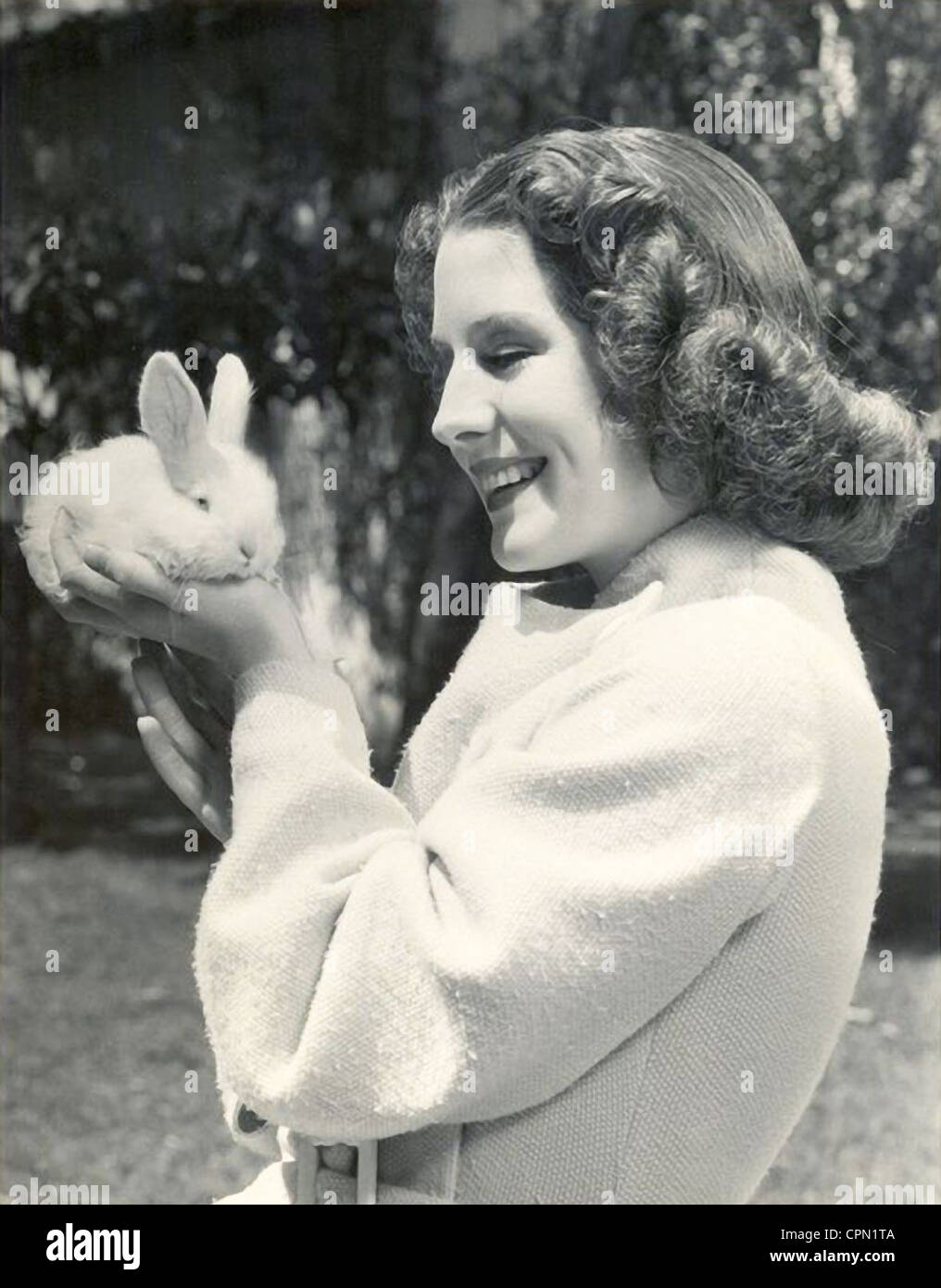 L'actrice Norma Shearer Holding Baby Lapin Photo Stock - Alamy