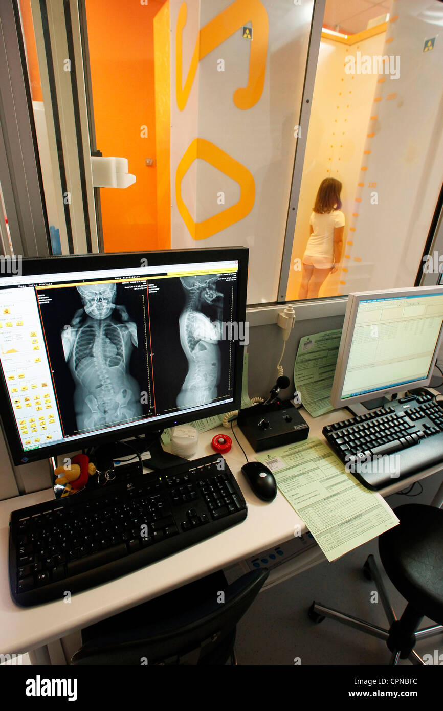 Femme l'examen médical scoliose Banque de photographies et d’images à ...