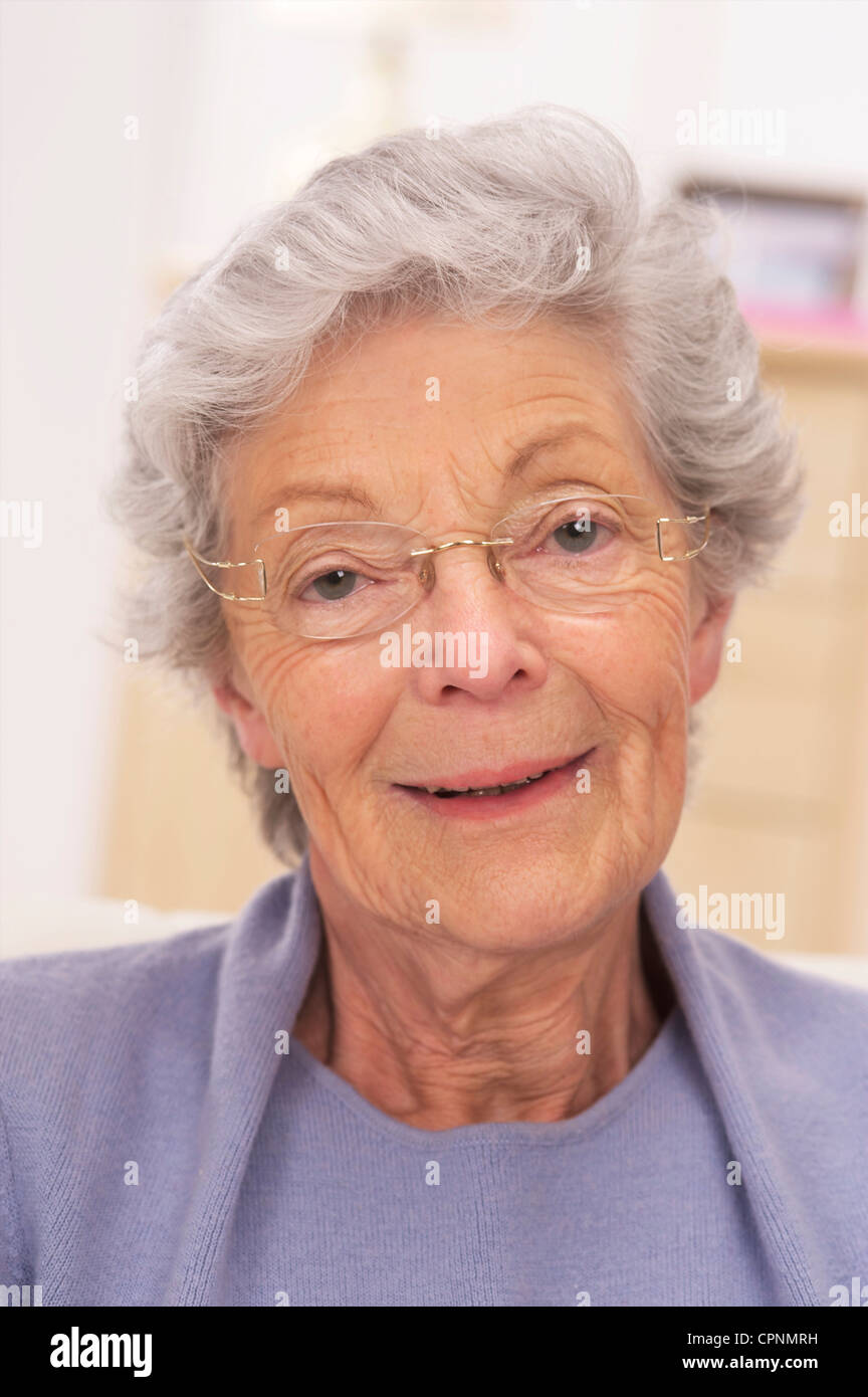 PORTRAIT DE FEMME de +65 ans Photo Stock - Alamy