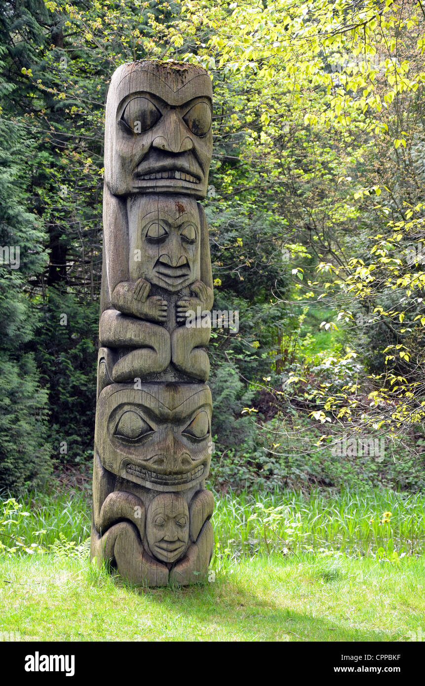 Aboriginal totem pole Banque de photographies et d’images à haute ...