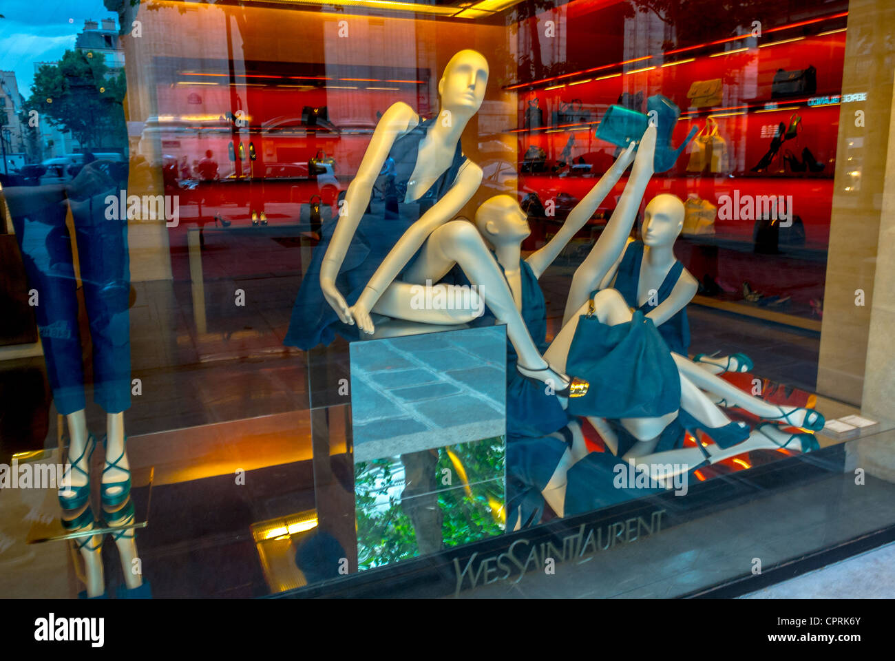 Magasin De Vetements De Luxe Paris Vitrines De Magasin Banque d'image ...