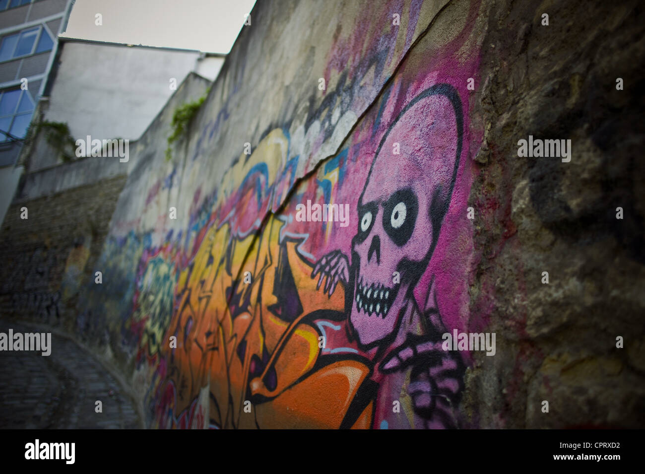Graffiti outside wall paris Banque de photographies et d’images à haute résolution - Alamy