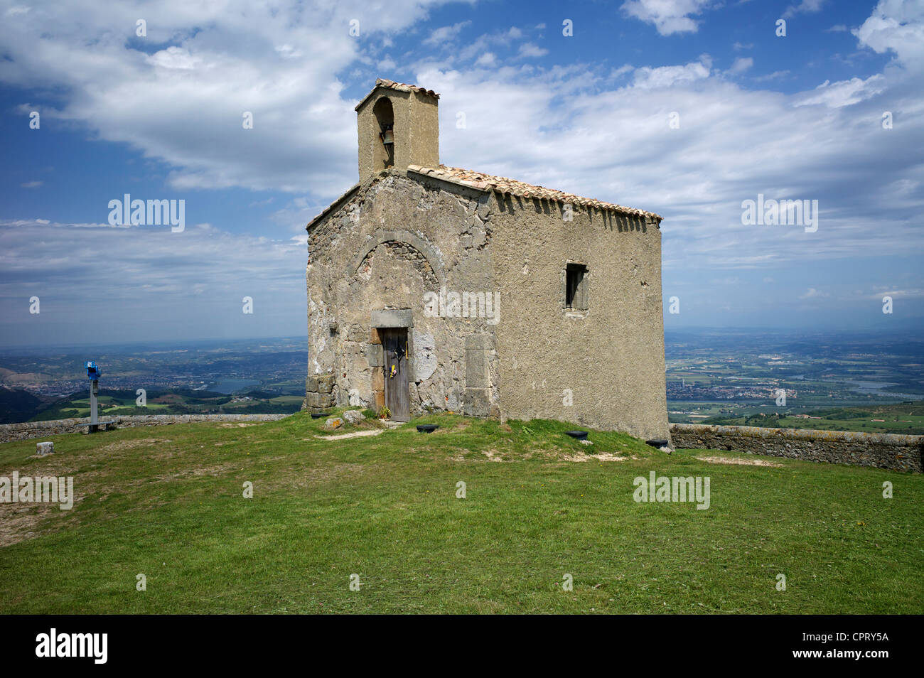 Chapelle romane Banque de photographies et d’images à haute résolution ...