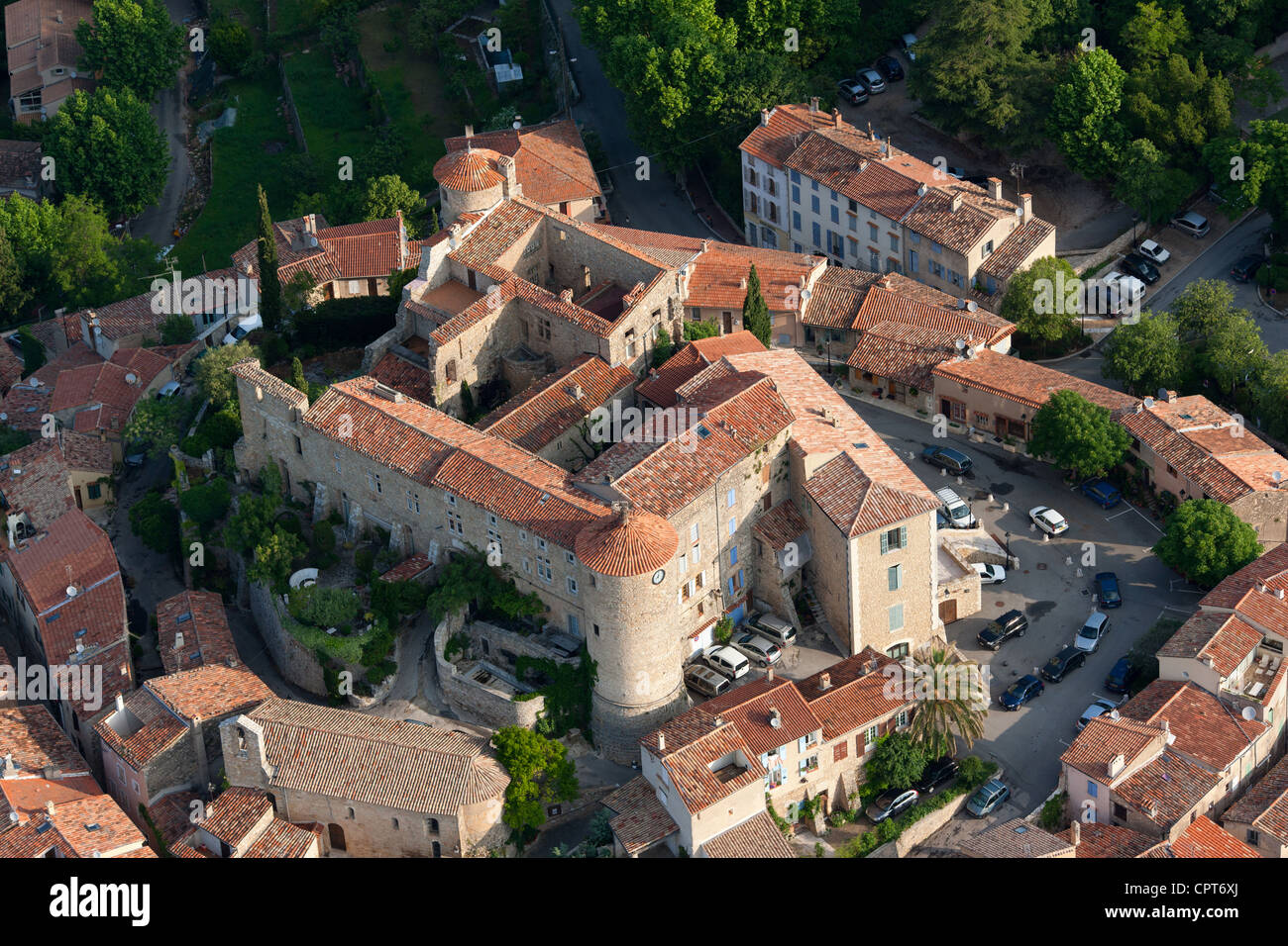 VUE AÉRIENNE.Village médiéval perché de Callian avec son château au ...