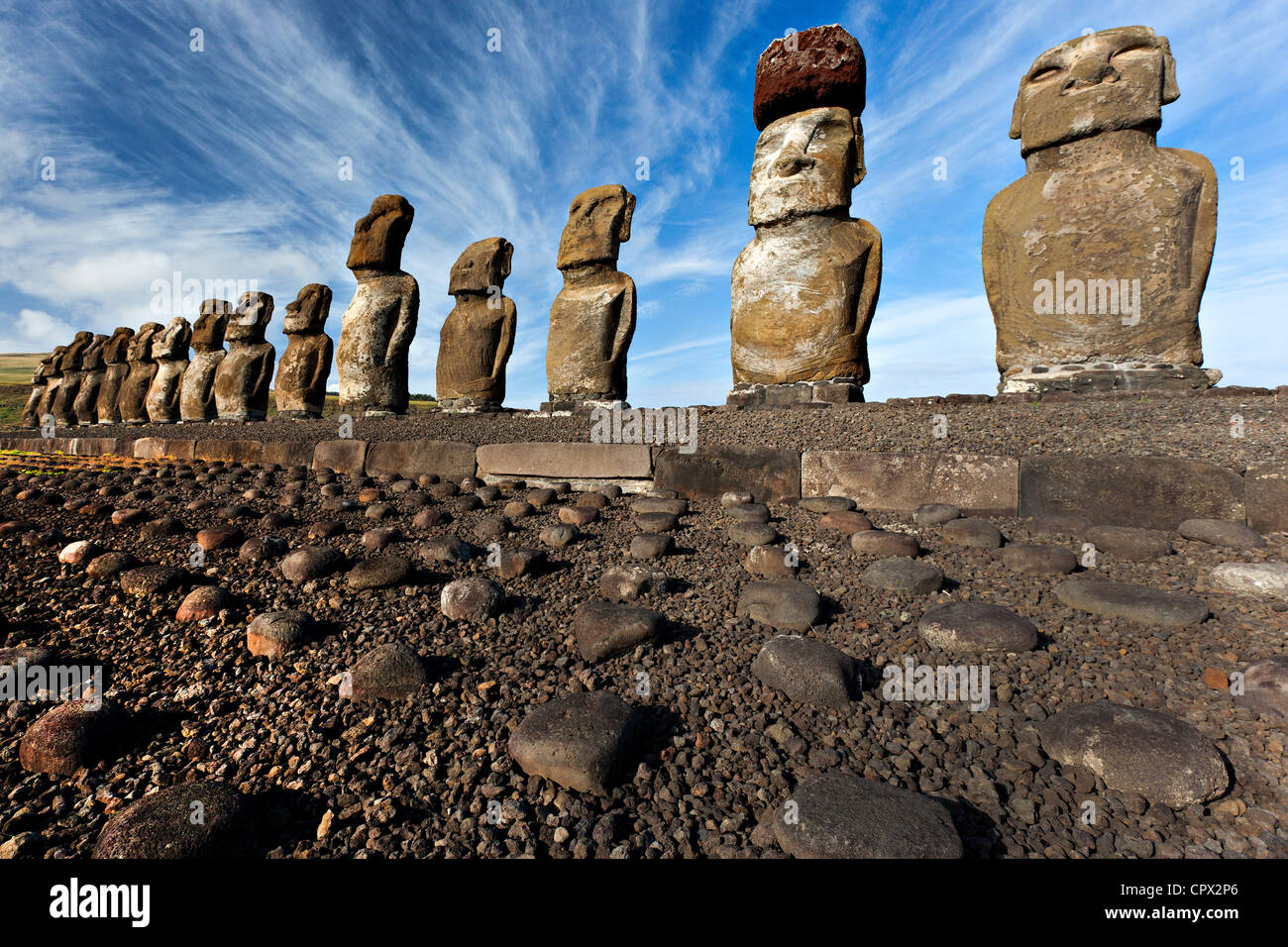 Moai statues, ahu tongariki, île de Pâques, Polynésie française Photo ...