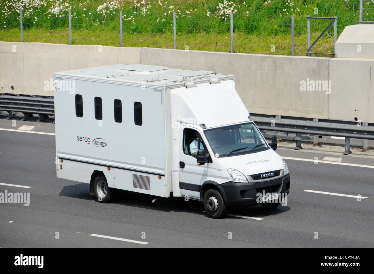 La prison de Wincanton Serco van sur l'autoroute M25 Photo Stock - Alamy
