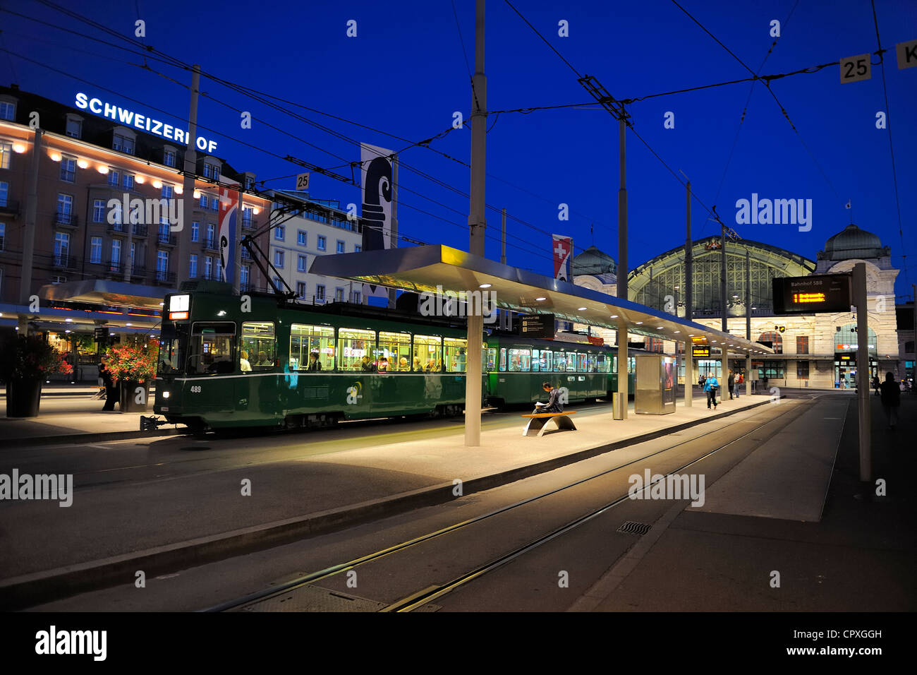 La suisse, Bâle, le tram en face de la gare CFF Photo Stock - Alamy